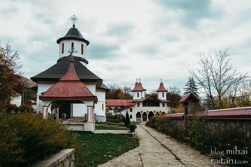 Vizita la Manastirea Crasna - Povestiri în imagini